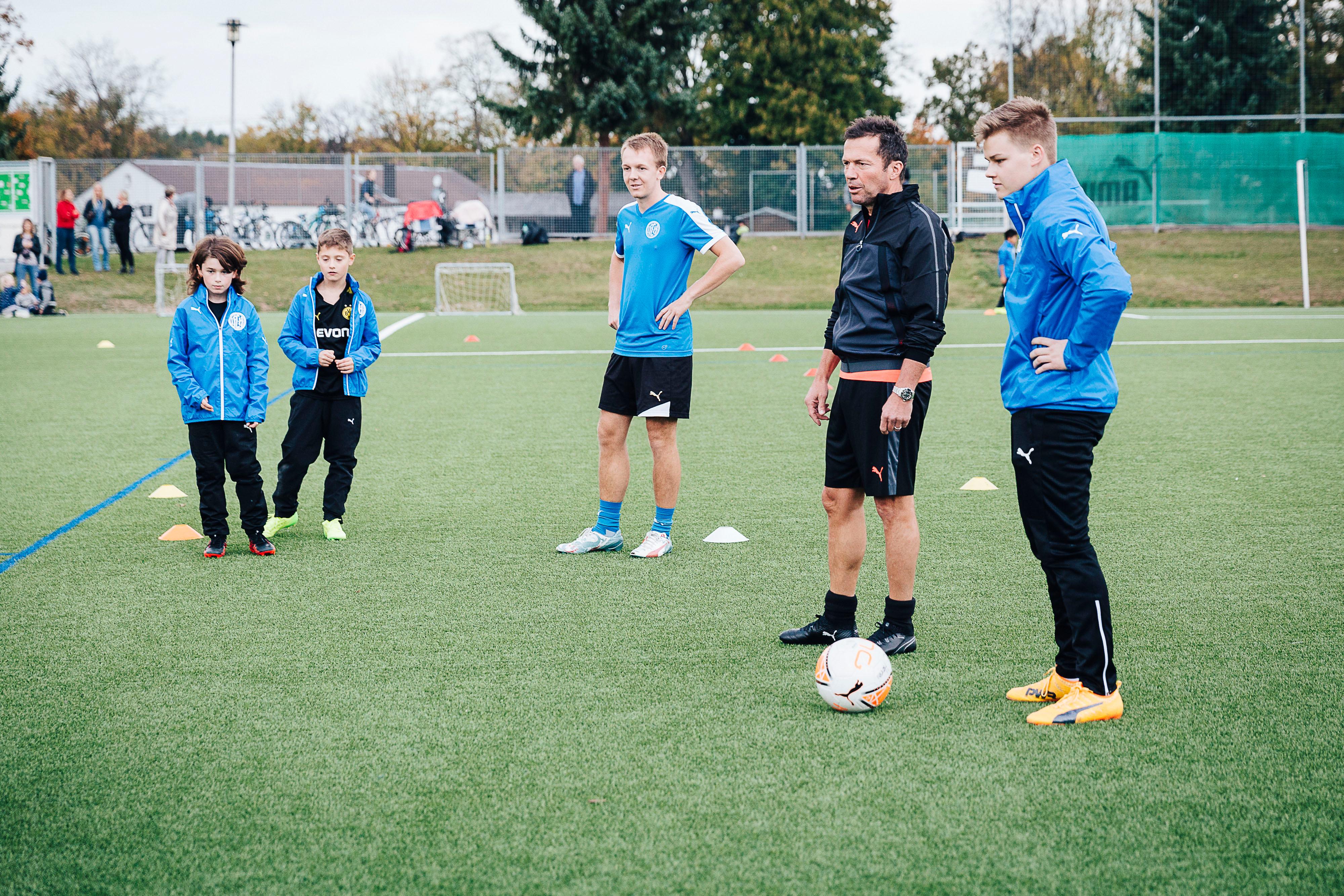 Lothar Matthäus trainiert die Kinder des 1. FC Herzogenaurach