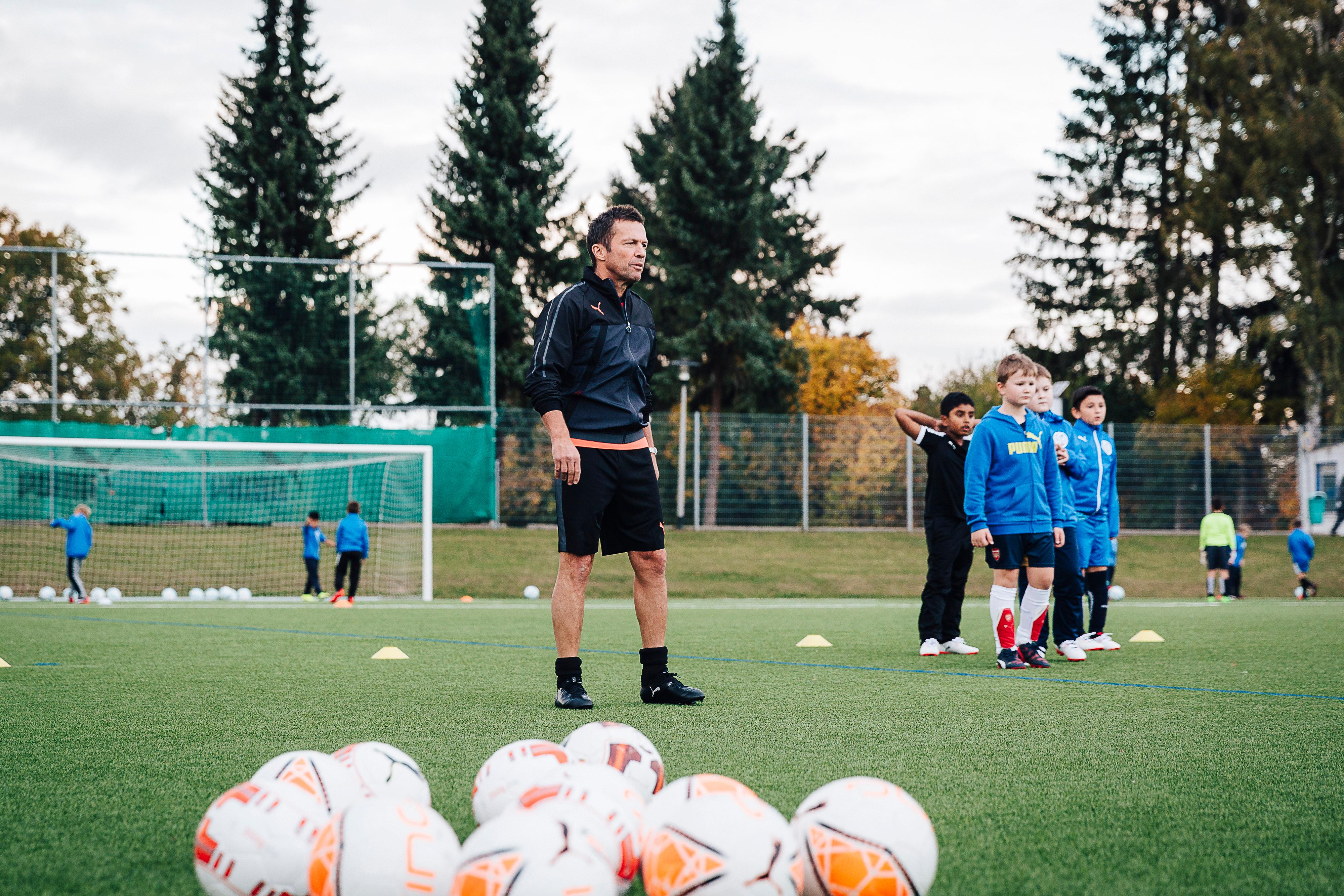 Lothar Matthäus trainiert die Kinder des 1. FC Herzogenaurach