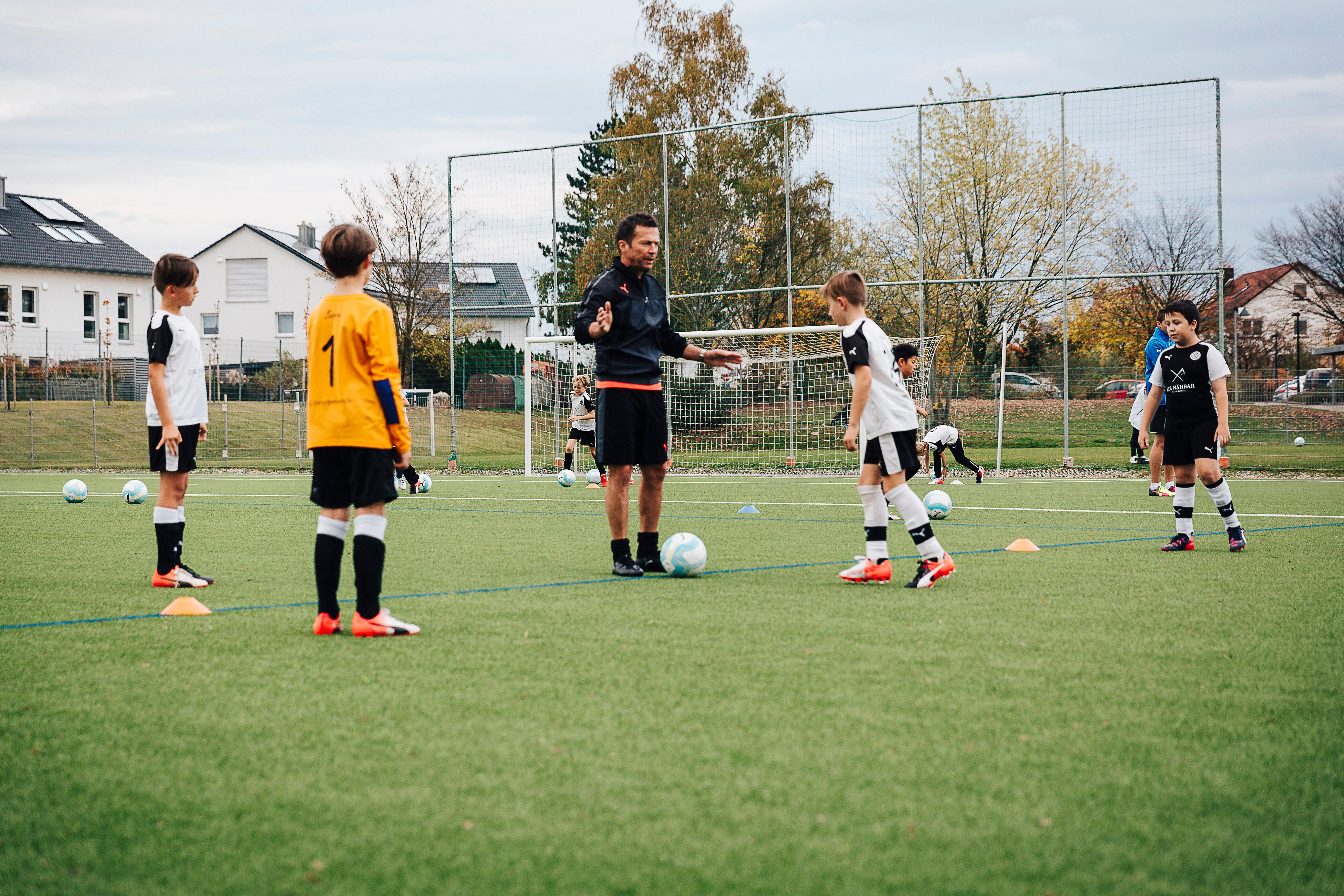 Lothar Matthäus trainiert die Kinder des 1. FC Herzogenaurach