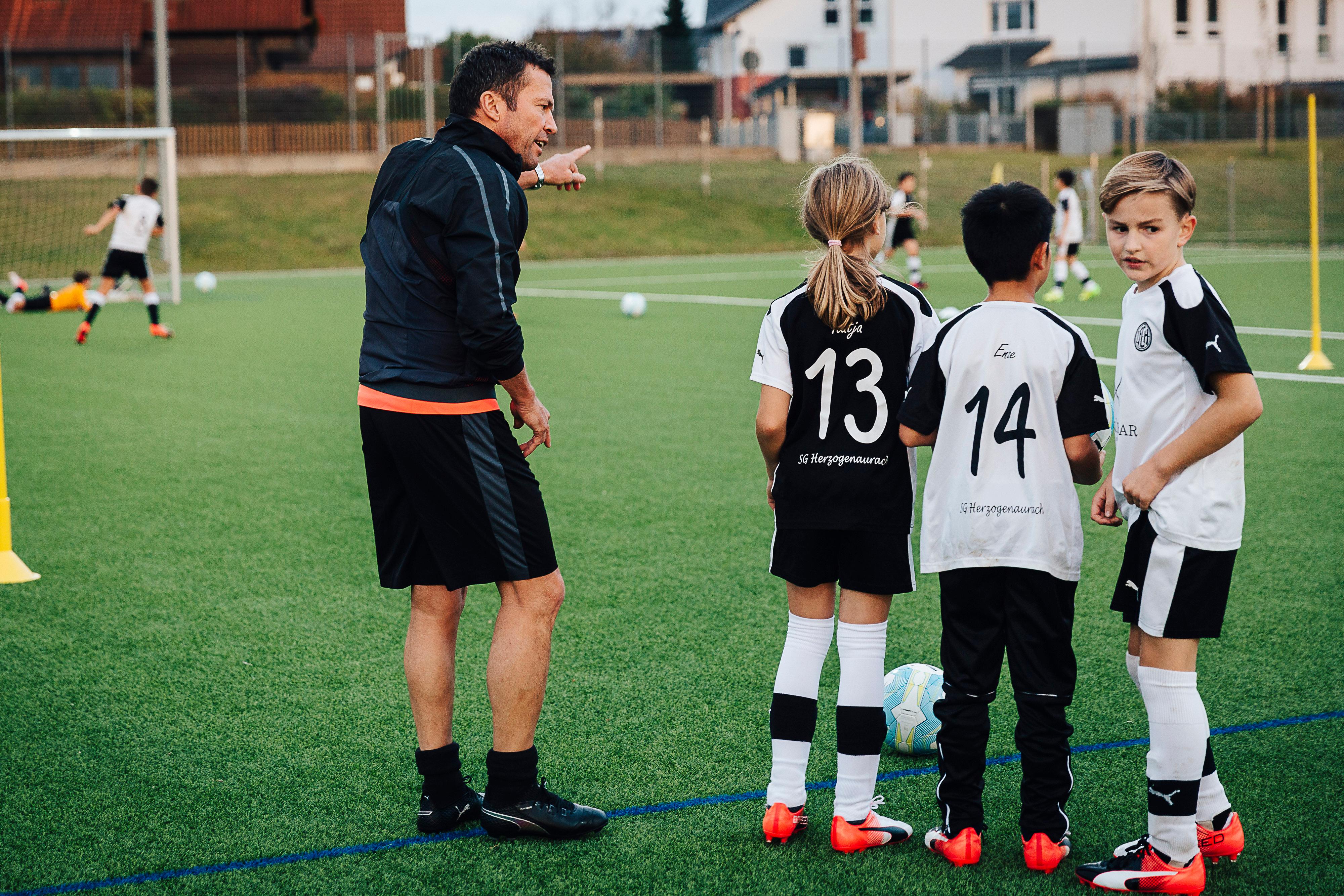 Lothar Matthäus trainiert die Kinder des 1. FC Herzogenaurach