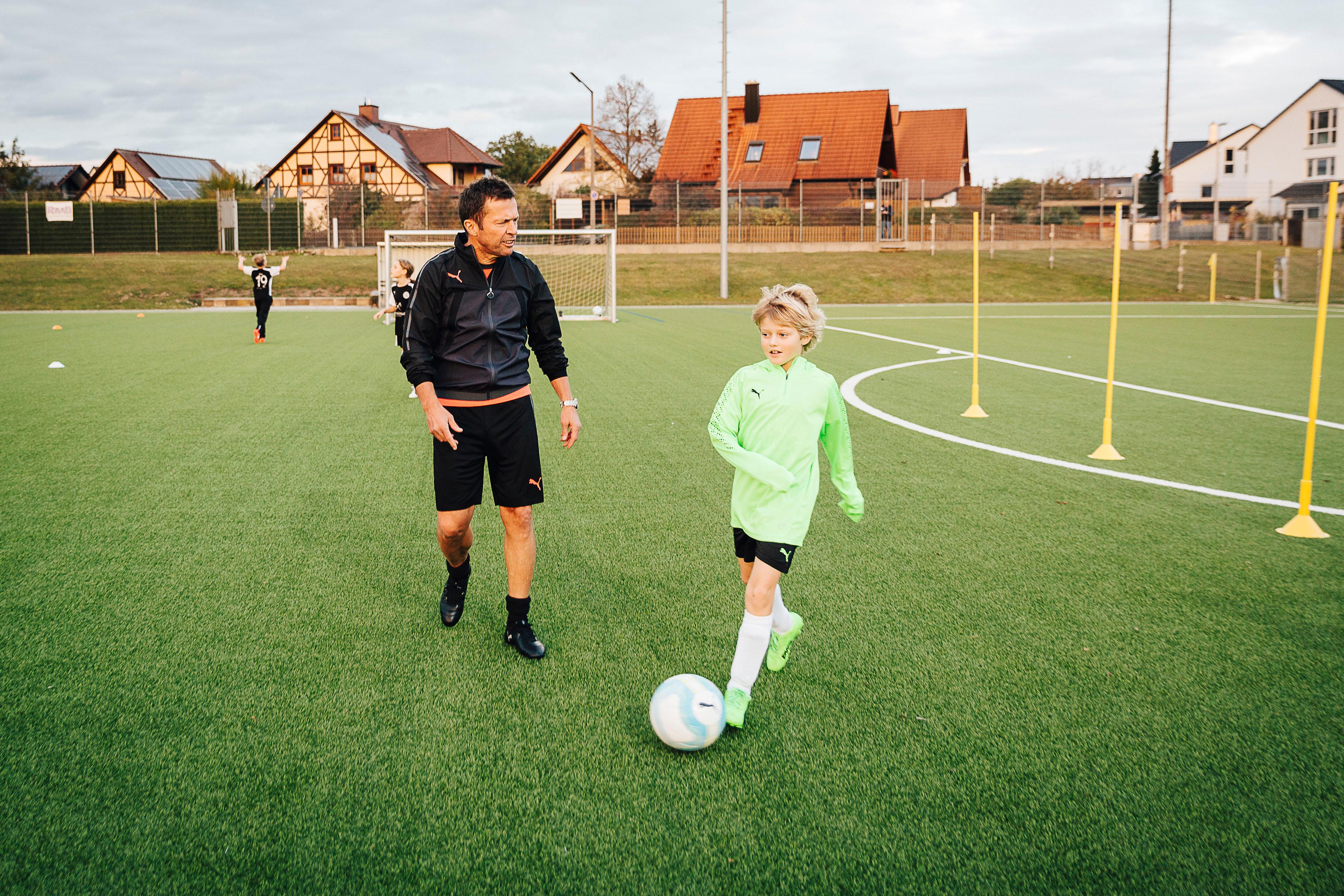 Lothar Matthäus trainiert die Kinder des 1. FC Herzogenaurach