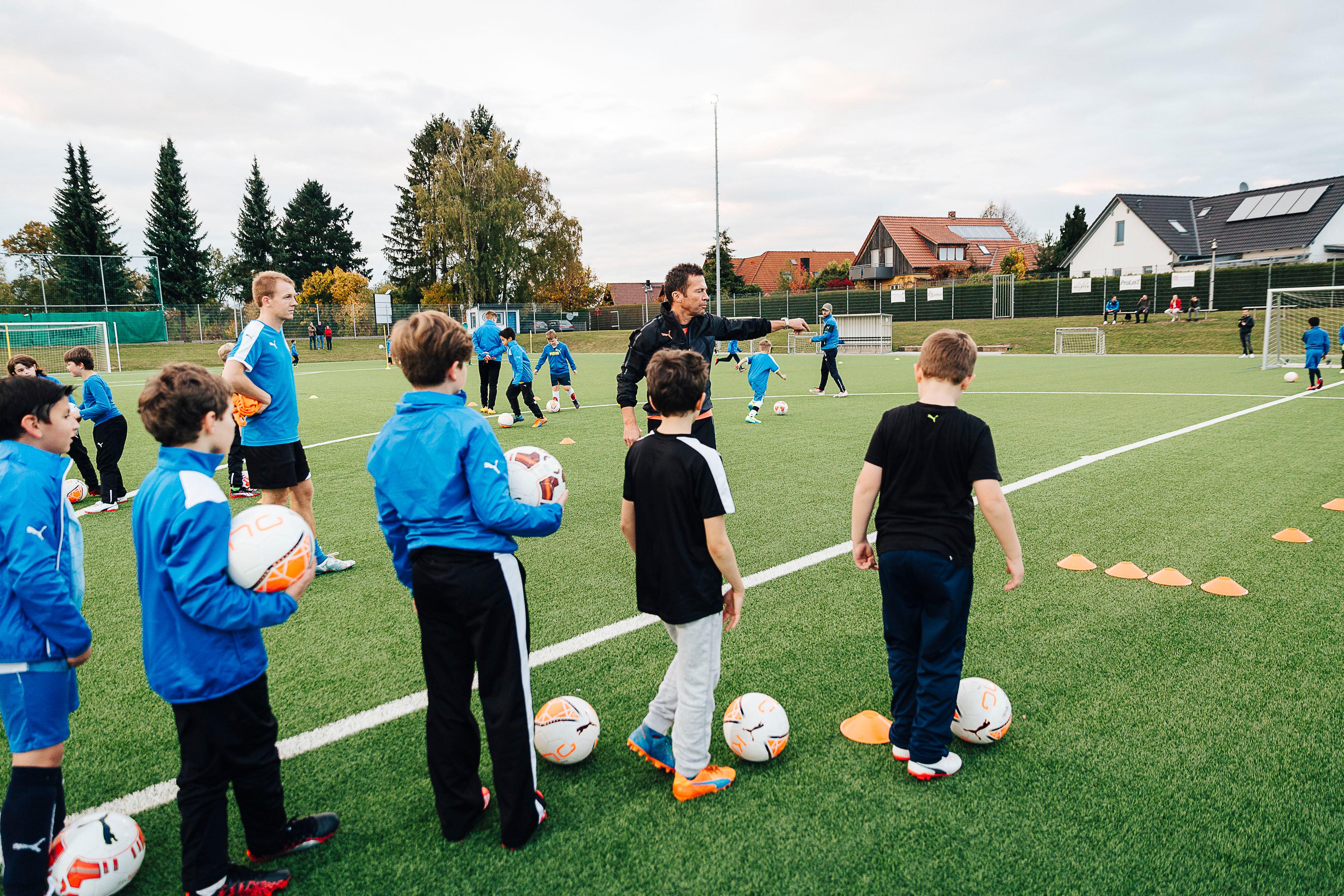 Lothar Matthäus trainiert die Kinder des 1. FC Herzogenaurach
