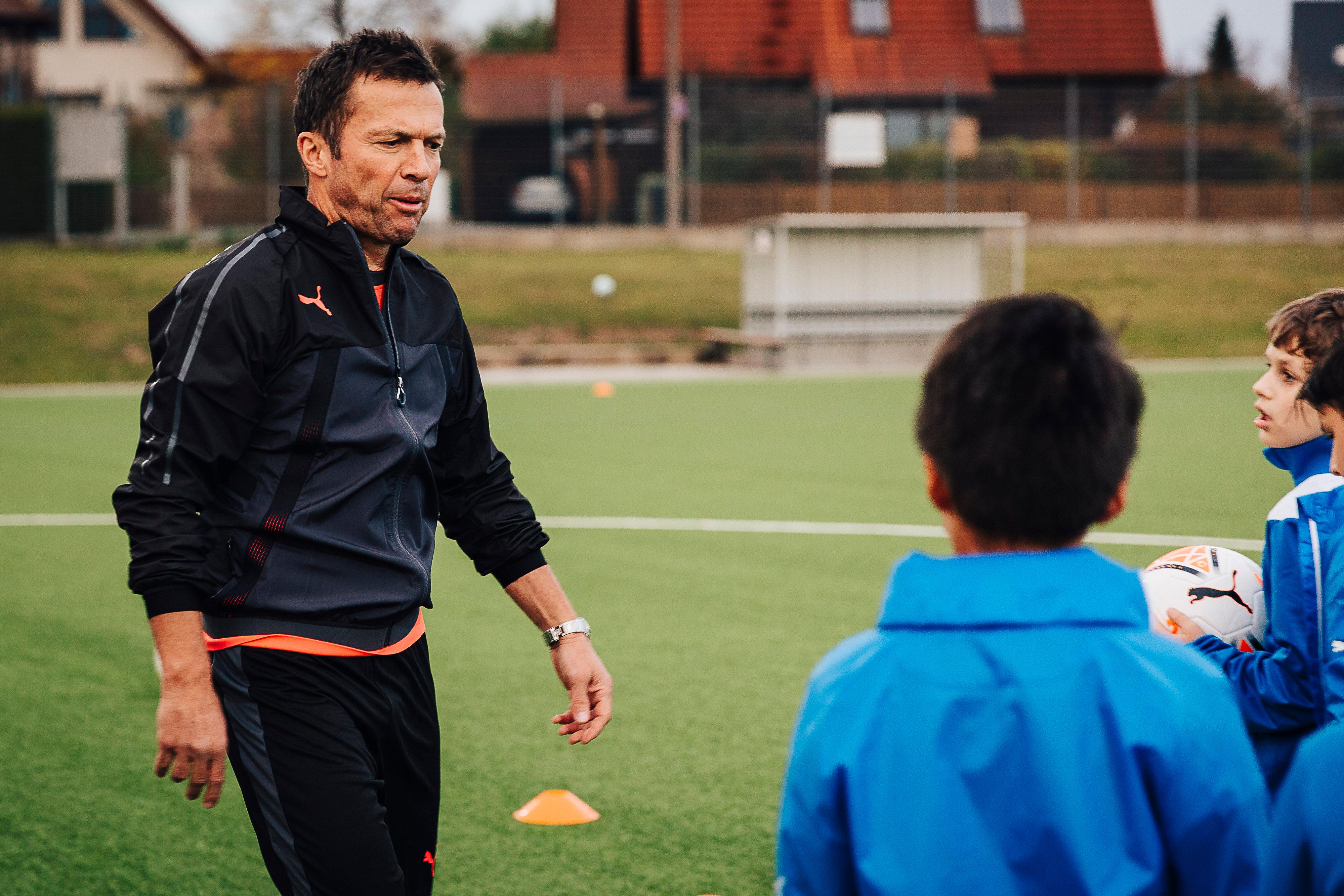 Lothar Matthäus trainiert die Kinder des 1. FC Herzogenaurach