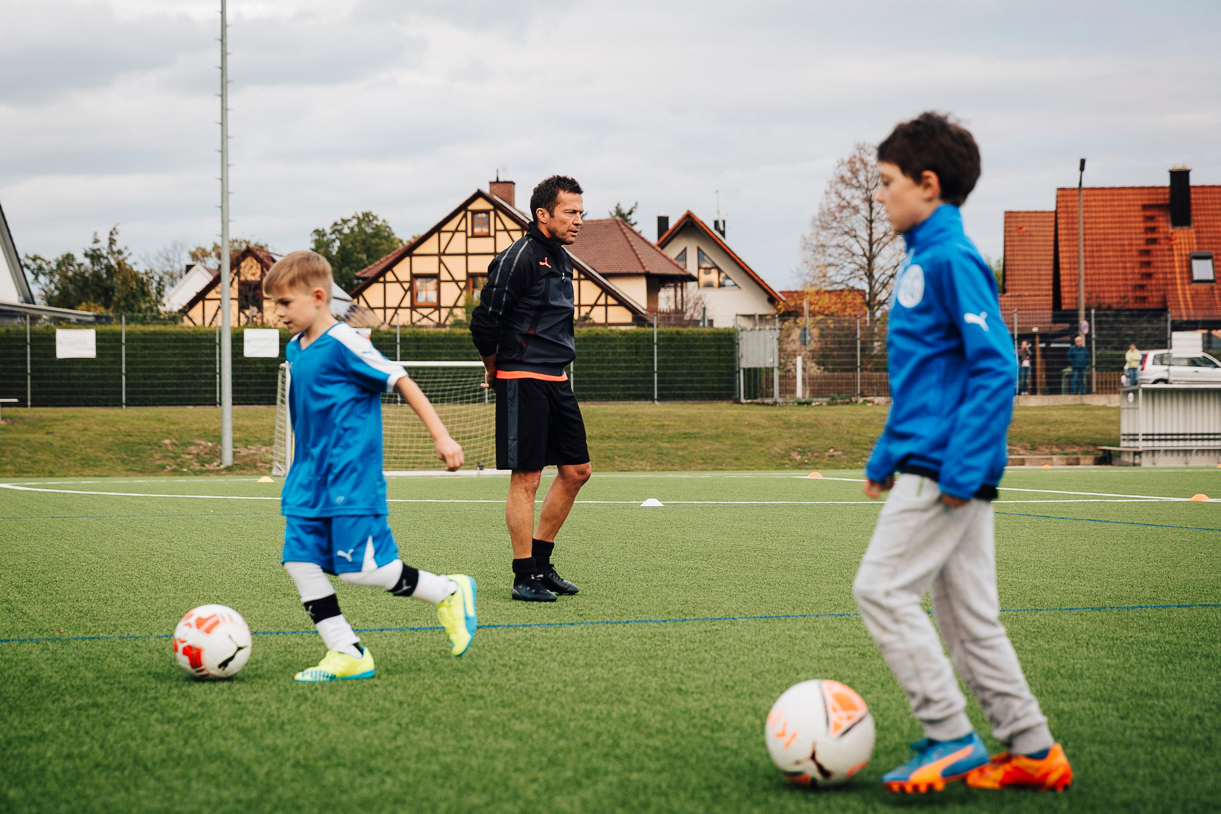Lothar Matthäus trainiert die Kinder des 1. FC Herzogenaurach