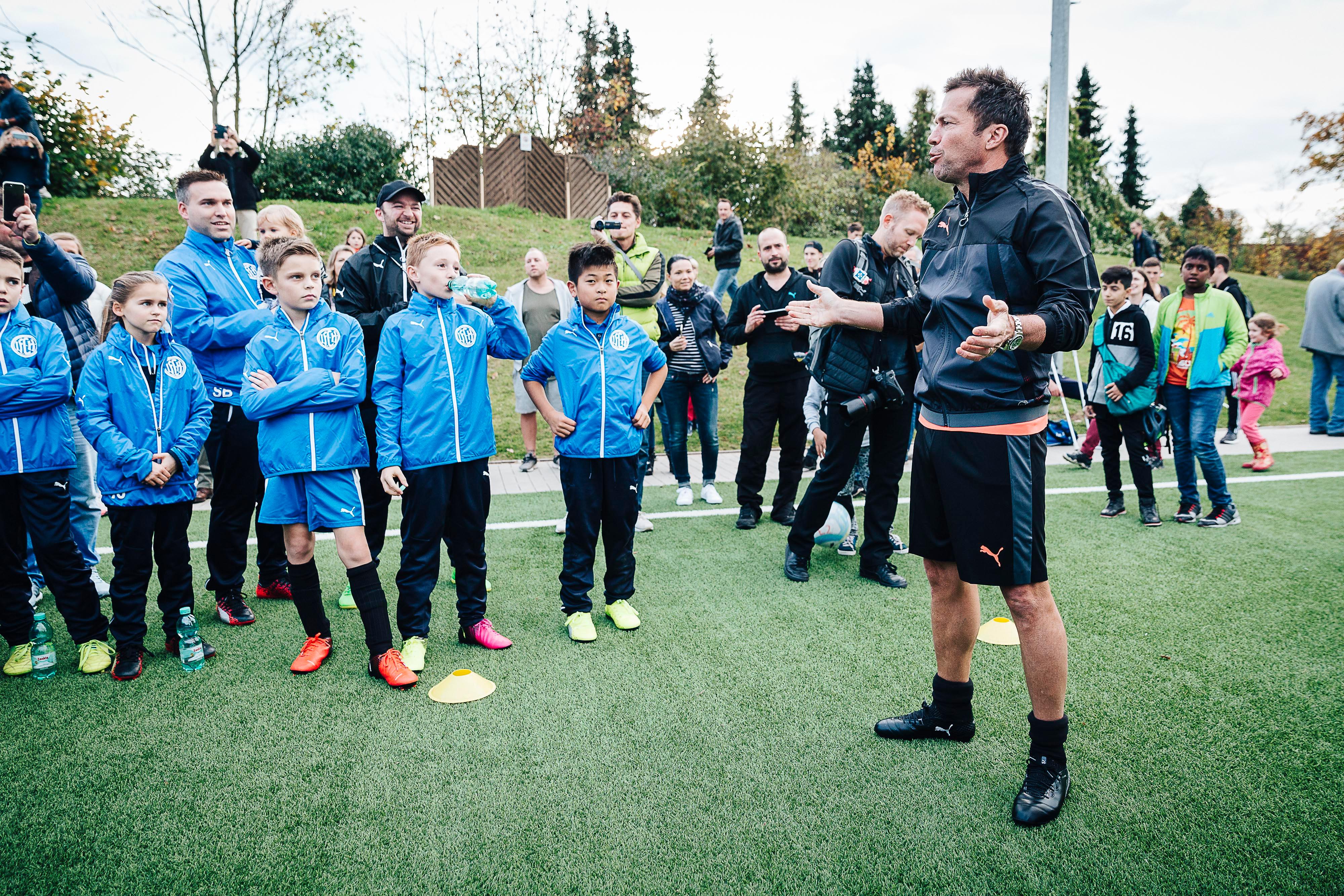 Lothar Matthäus trainiert die Kinder des 1. FC Herzogenaurach