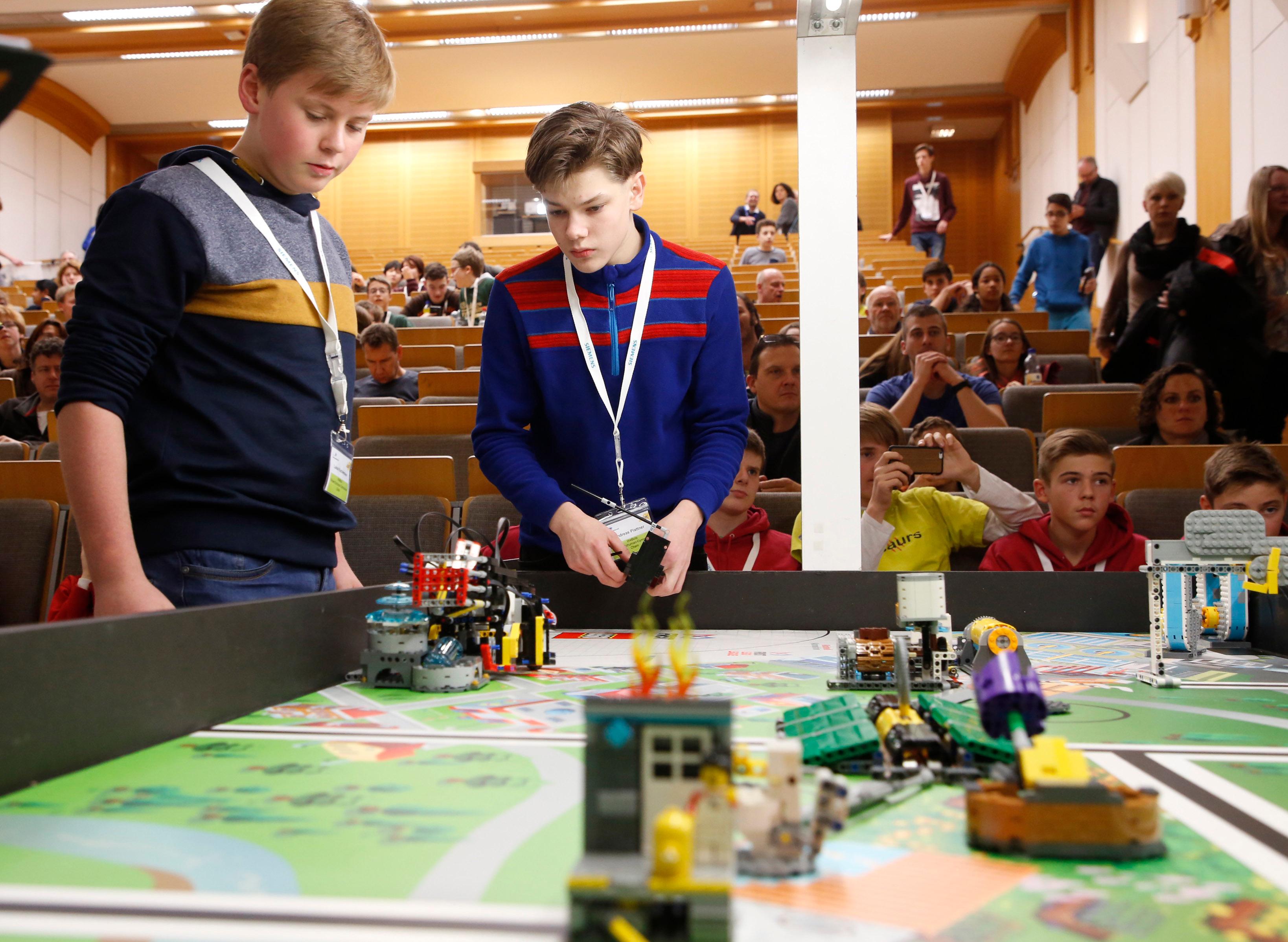 Lego Robot-Game in Nürnberg: Jugendliche zeigen ihre Technikwunder