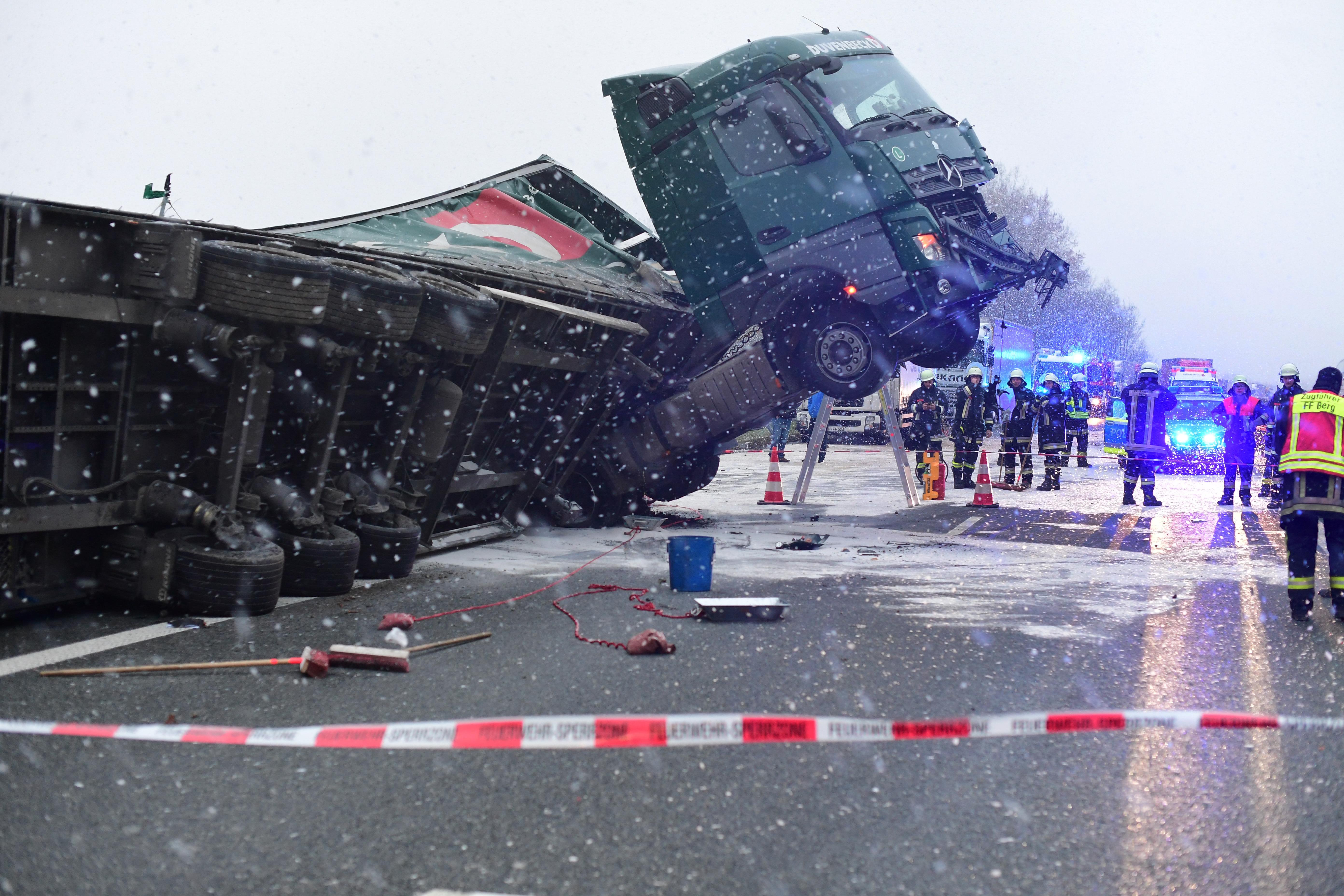 Stundenlange Sperrung der A3 bei Oberölsbach nach Unfall zweier Lkw