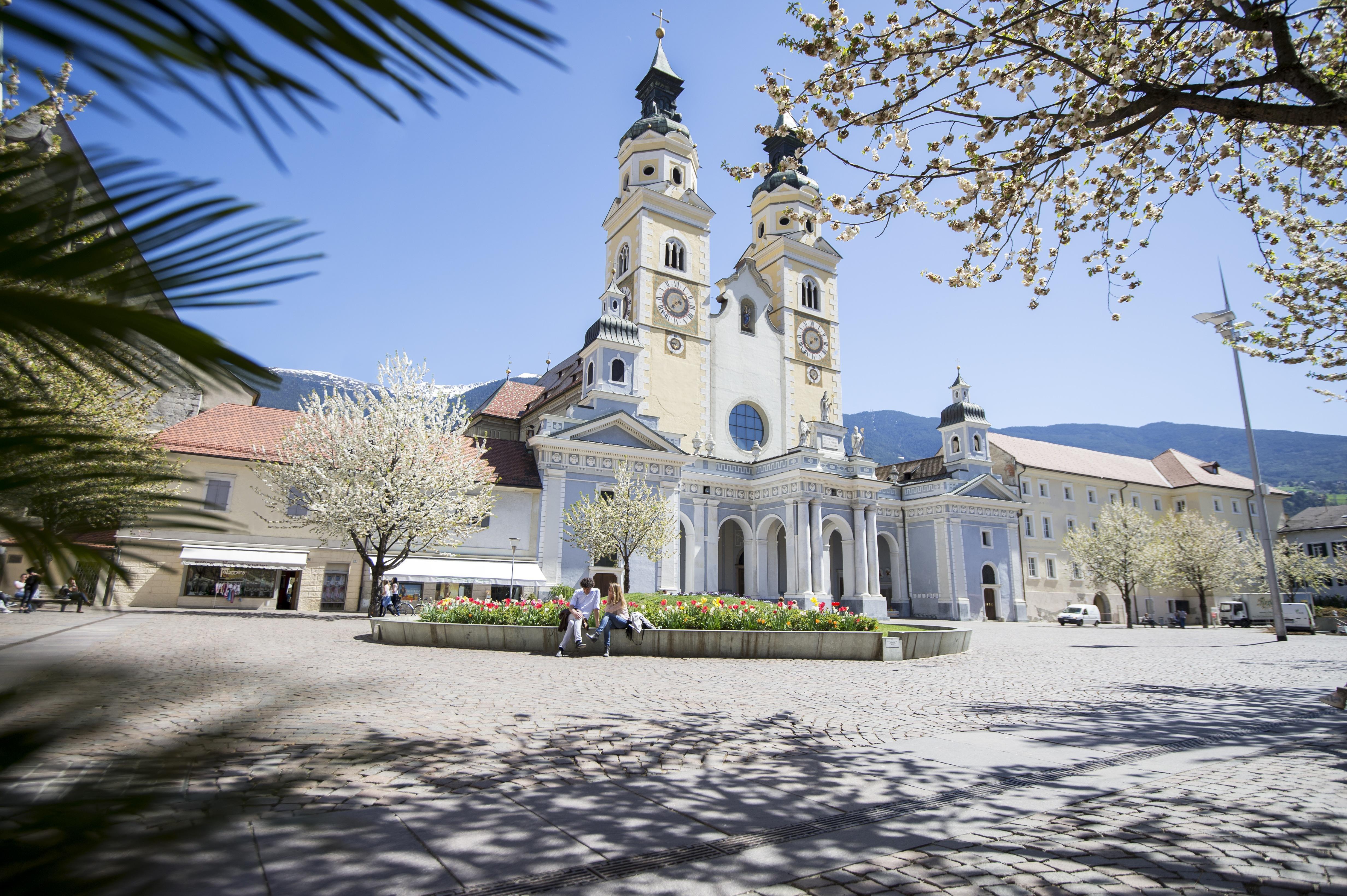 Brixen im Frühling: Stadt voller Blumen
