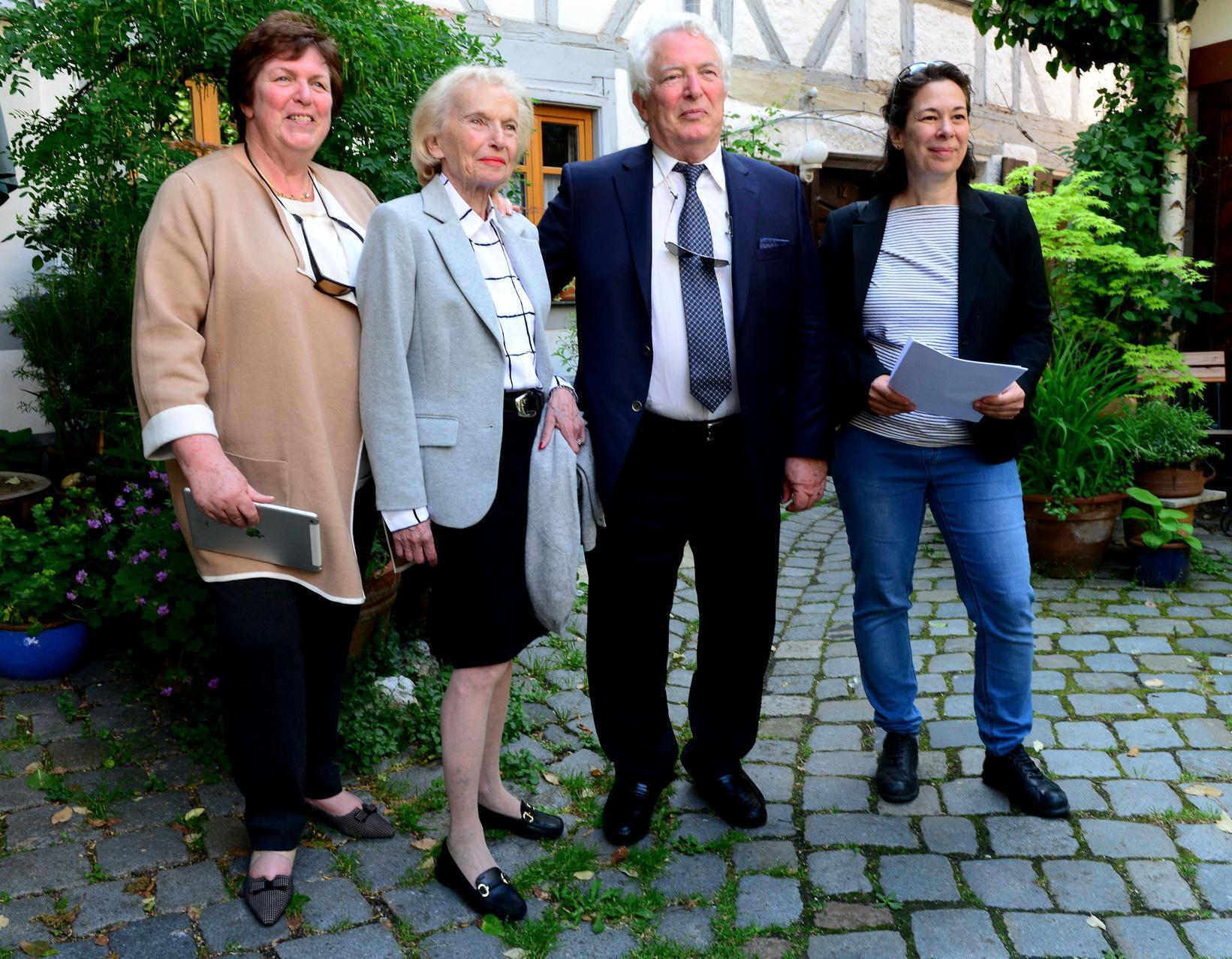 Zwei Platten erinnern an Jean Mandel