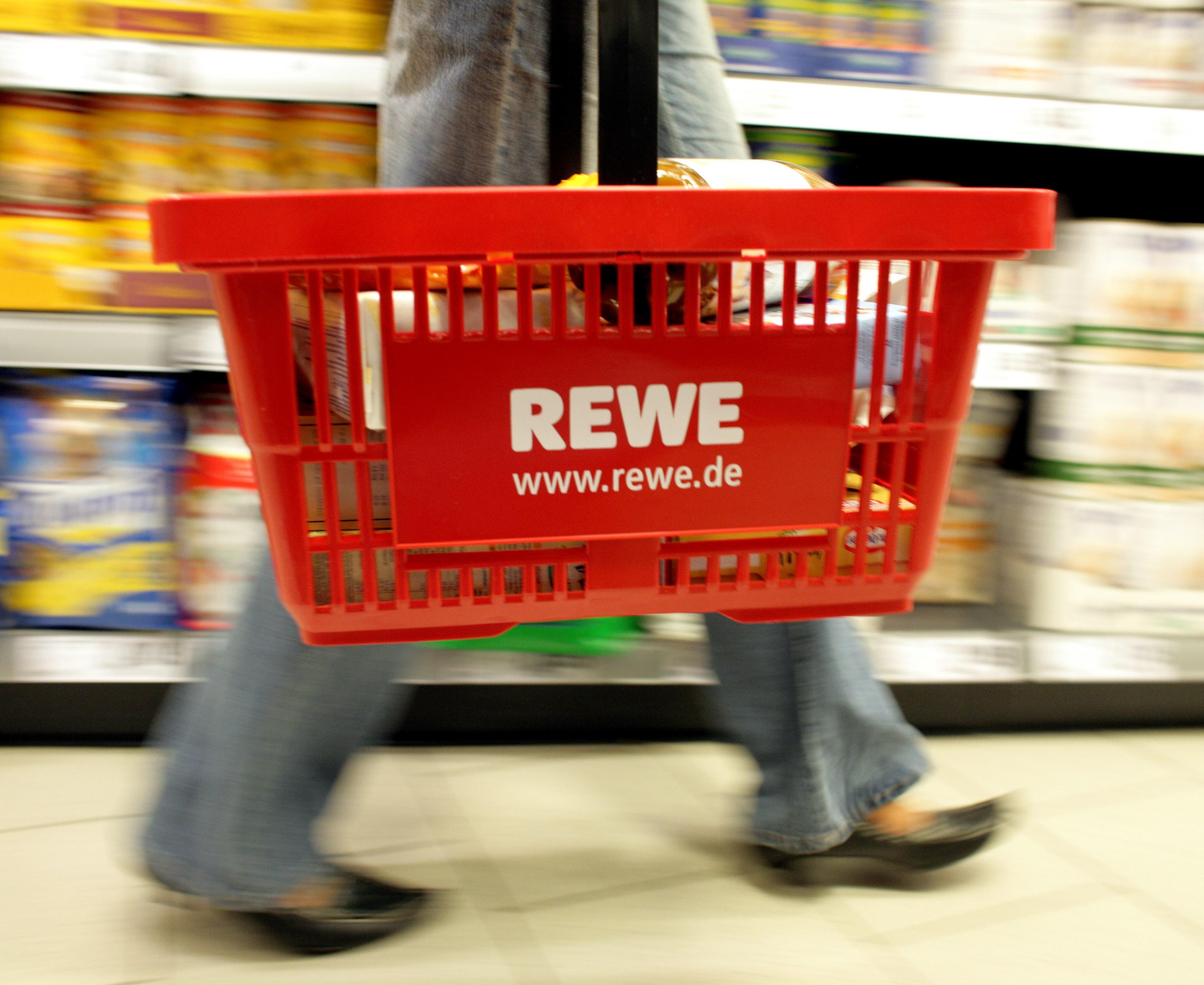 Raus aus dem Regal: Rewe sagt Einweggeschirr den Kampf an