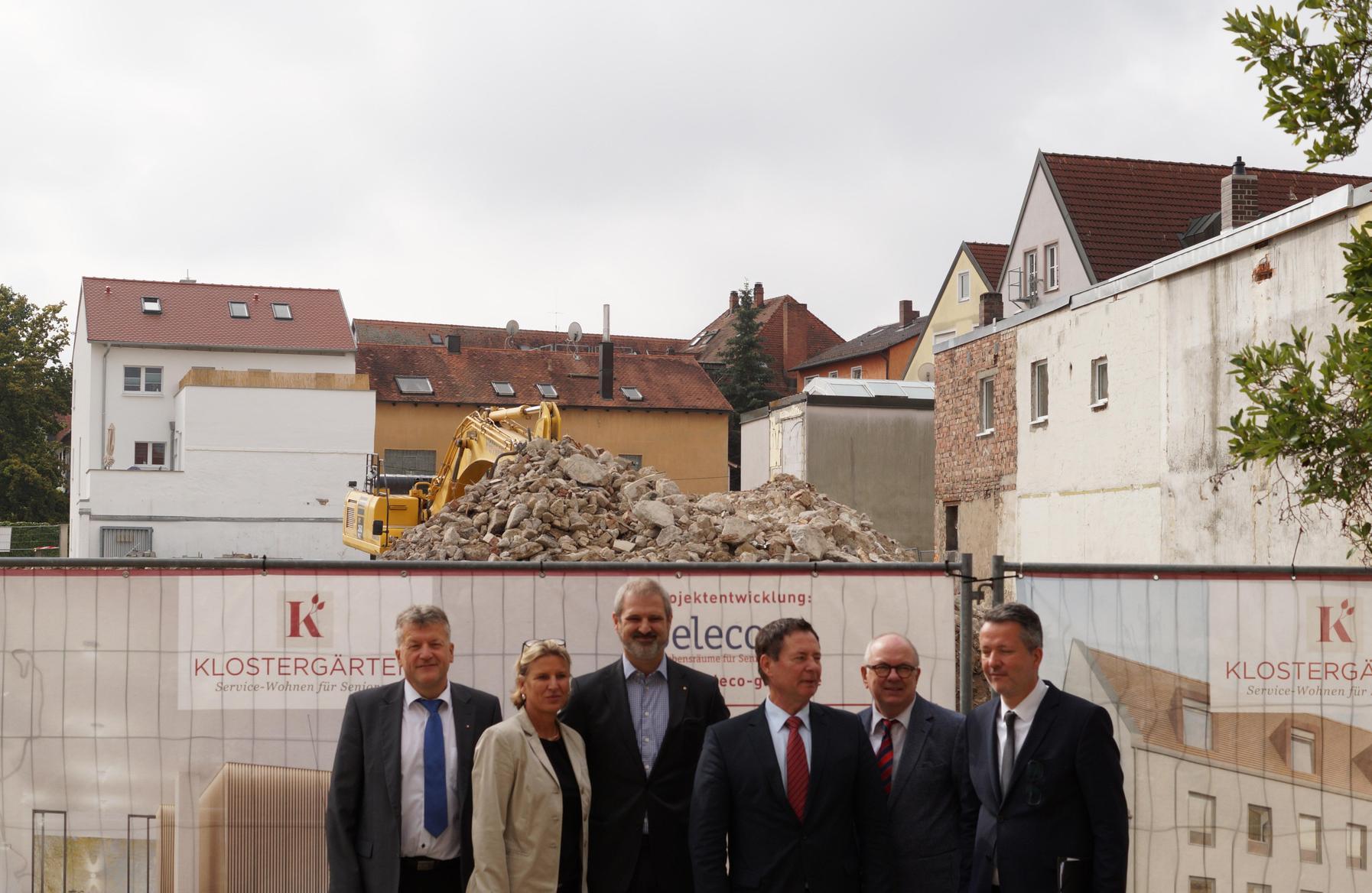 Bagger rumpeln in der Klostergasse in Neumarkt