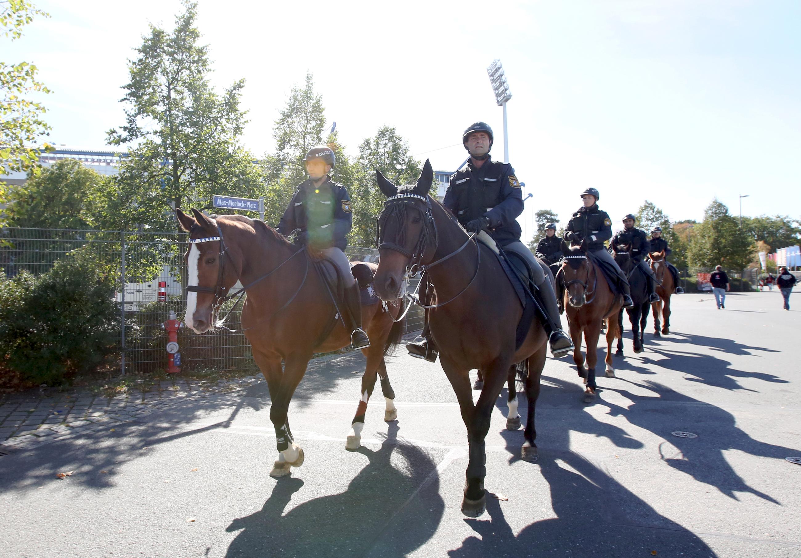 Einsatz auf vier Hufen: Berittene Polizei beim Club-Spiel