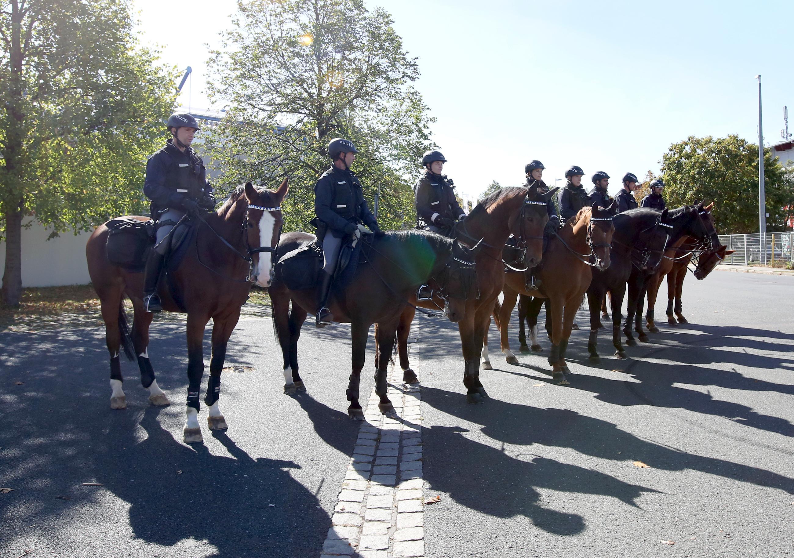 Einsatz auf vier Hufen: Berittene Polizei beim Club-Spiel