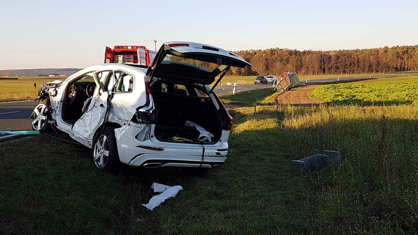 Volvo prallt in Hänger: Schwerer Unfall bei Seukendorf