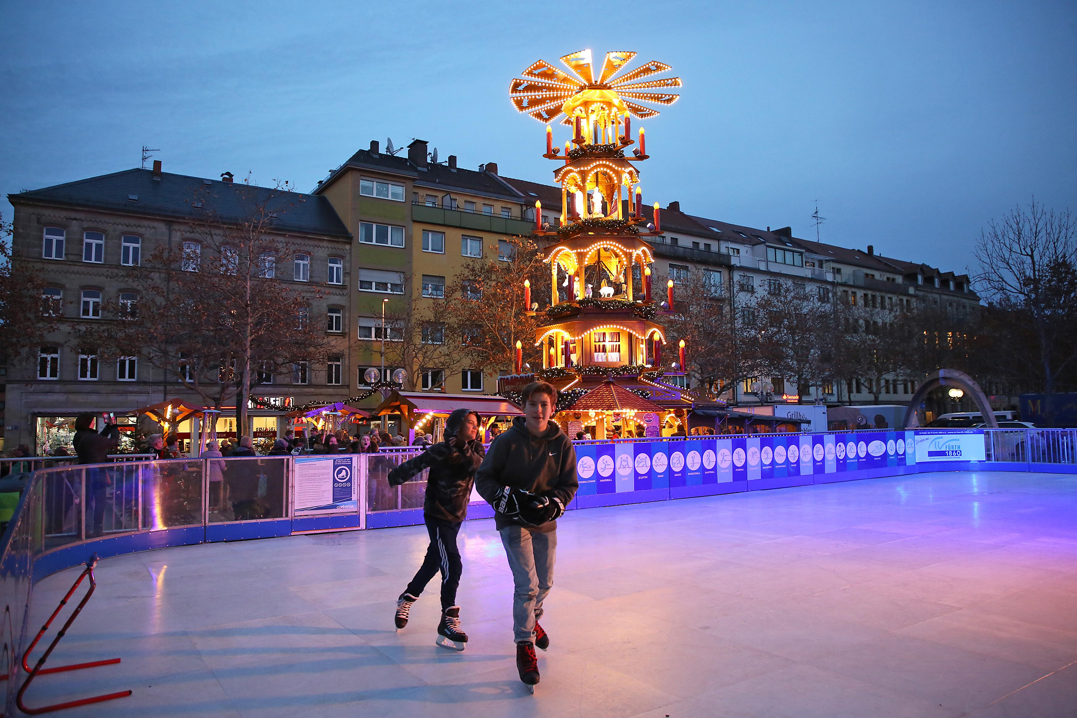 Mit Eis und Pyramide: Fürths Weihnachtsmarkt ist eröffnet | Nordbayern