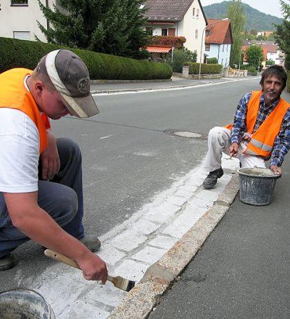 Unkraut im Rinnstein geht es an den Kragen
