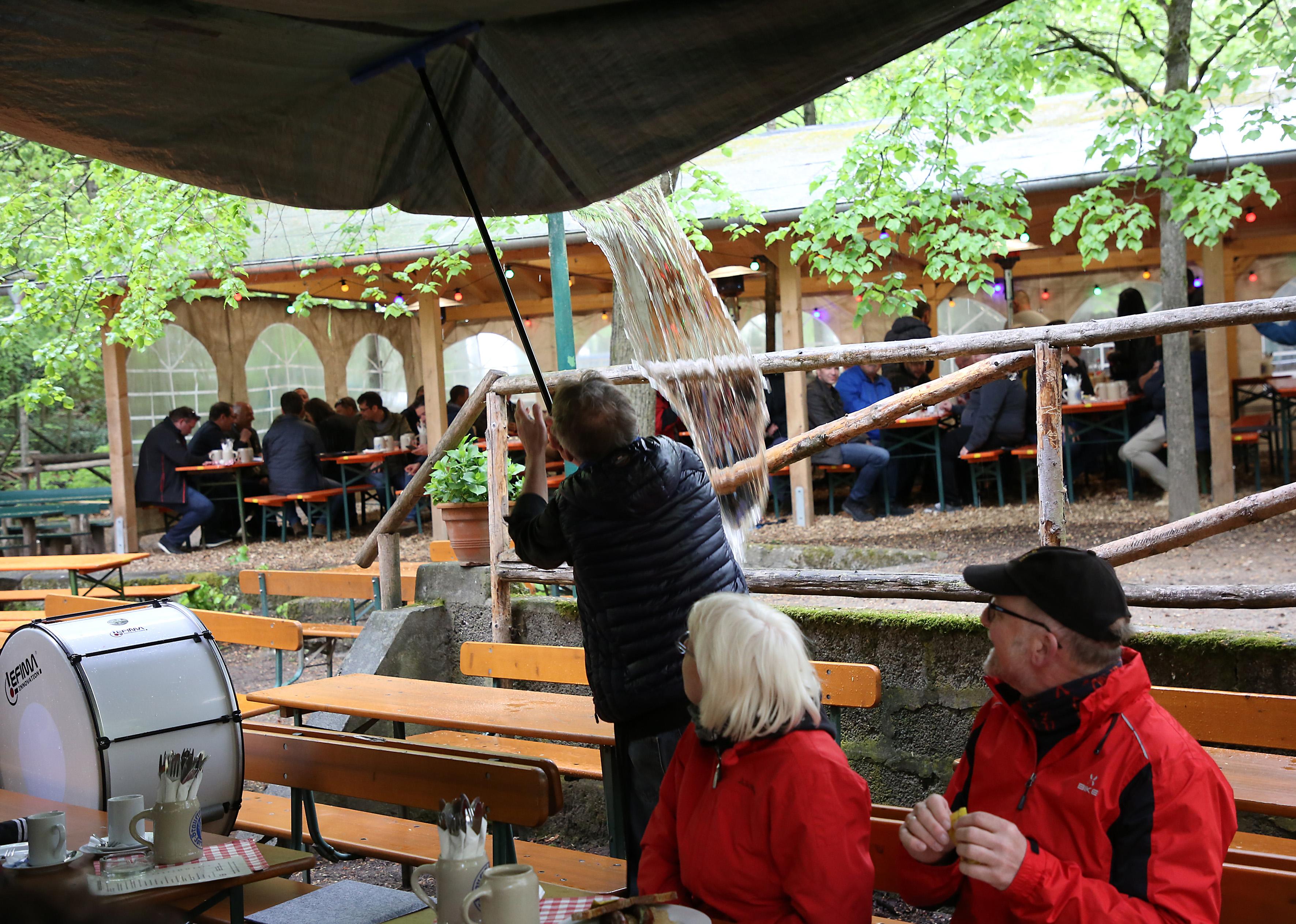 Weil's auch im Regen schmeckt: Forchheim eröffnet die Bierkeller-Saison ...