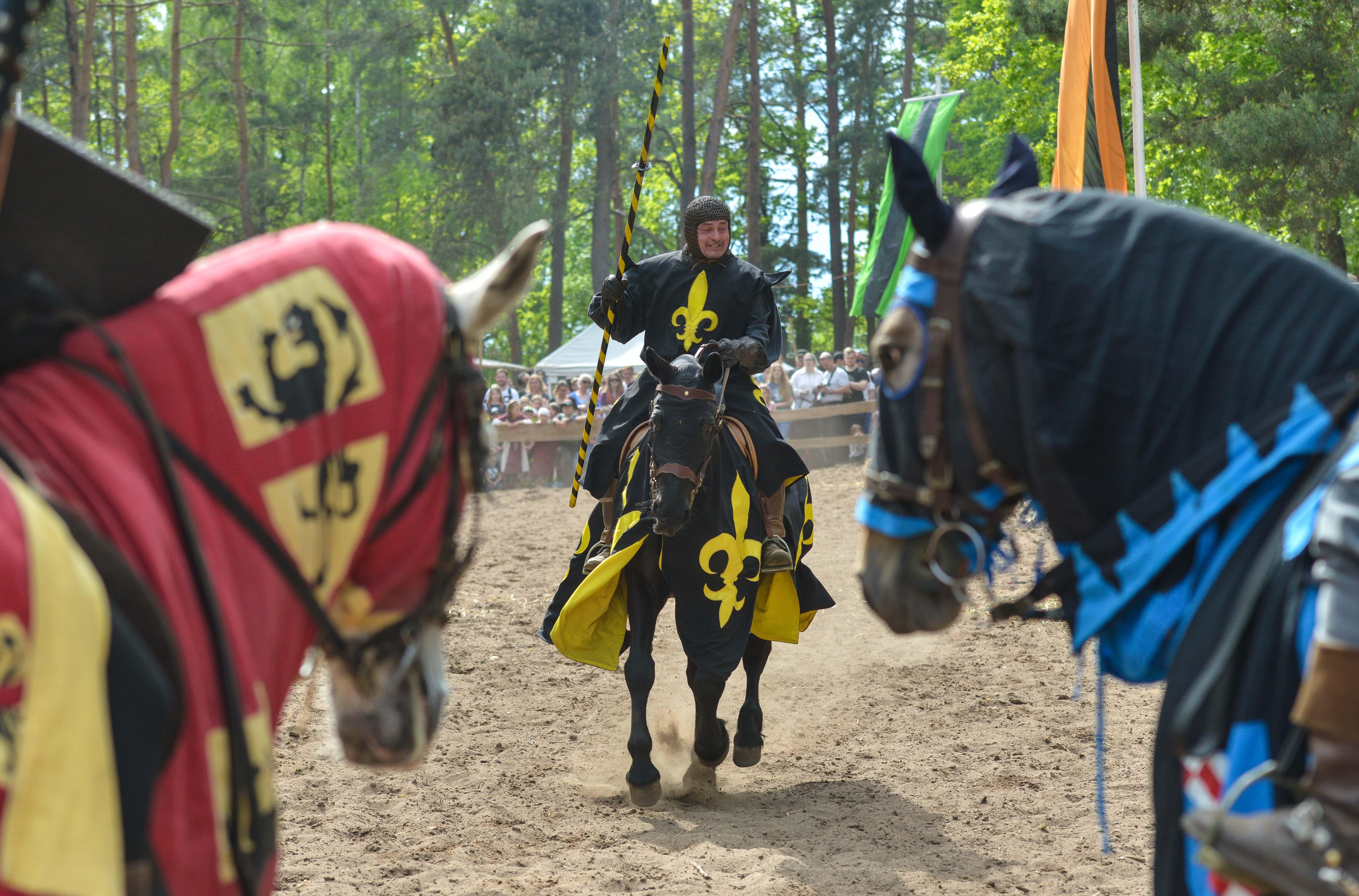 Feuer, Schwerter, schwarze Ritter beim Hilpoltsteiner Mittelalterfest 2019
