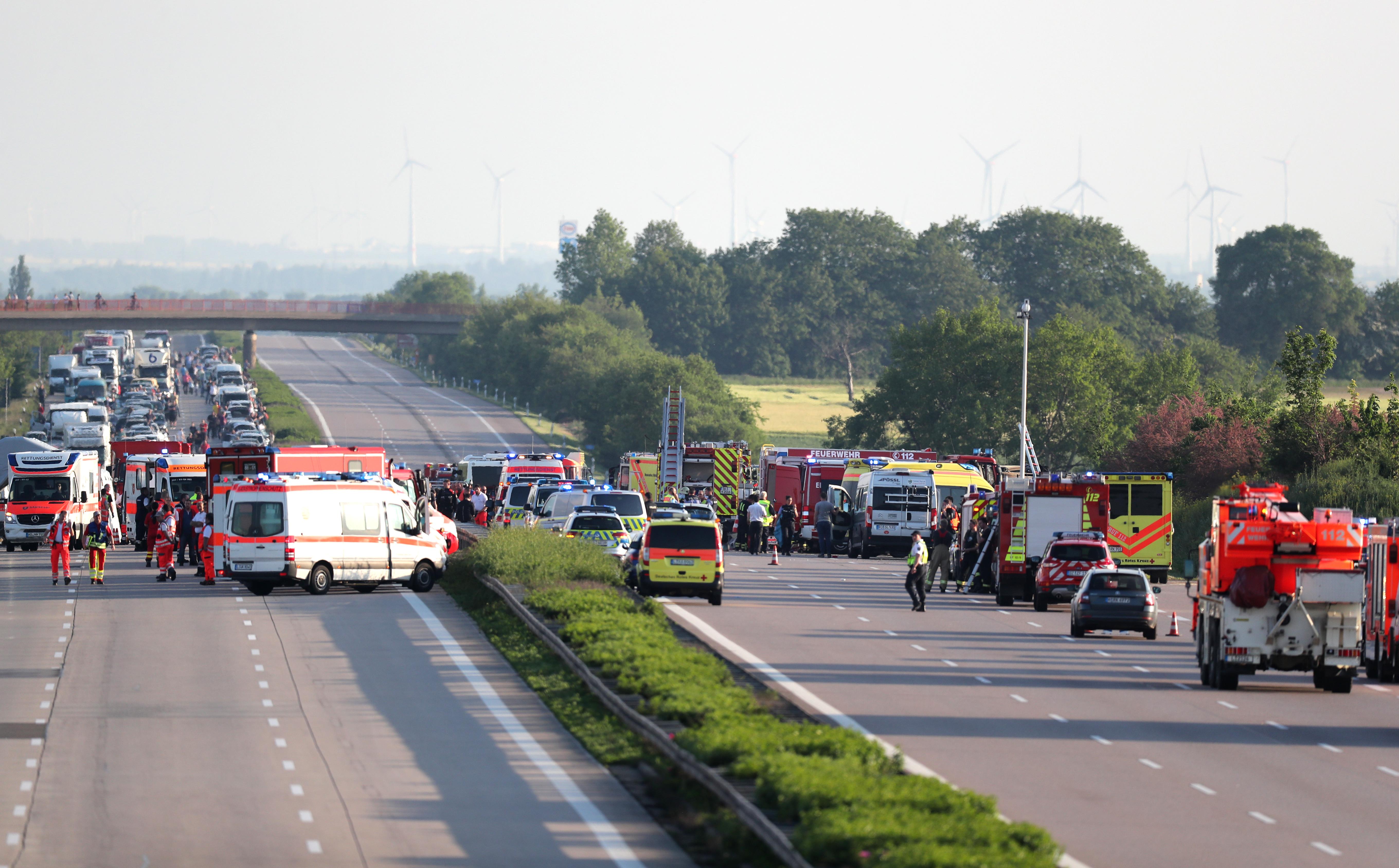 Ein Toter und zahlreiche Schwerverletzte bei Flixbus-Unfall auf A9