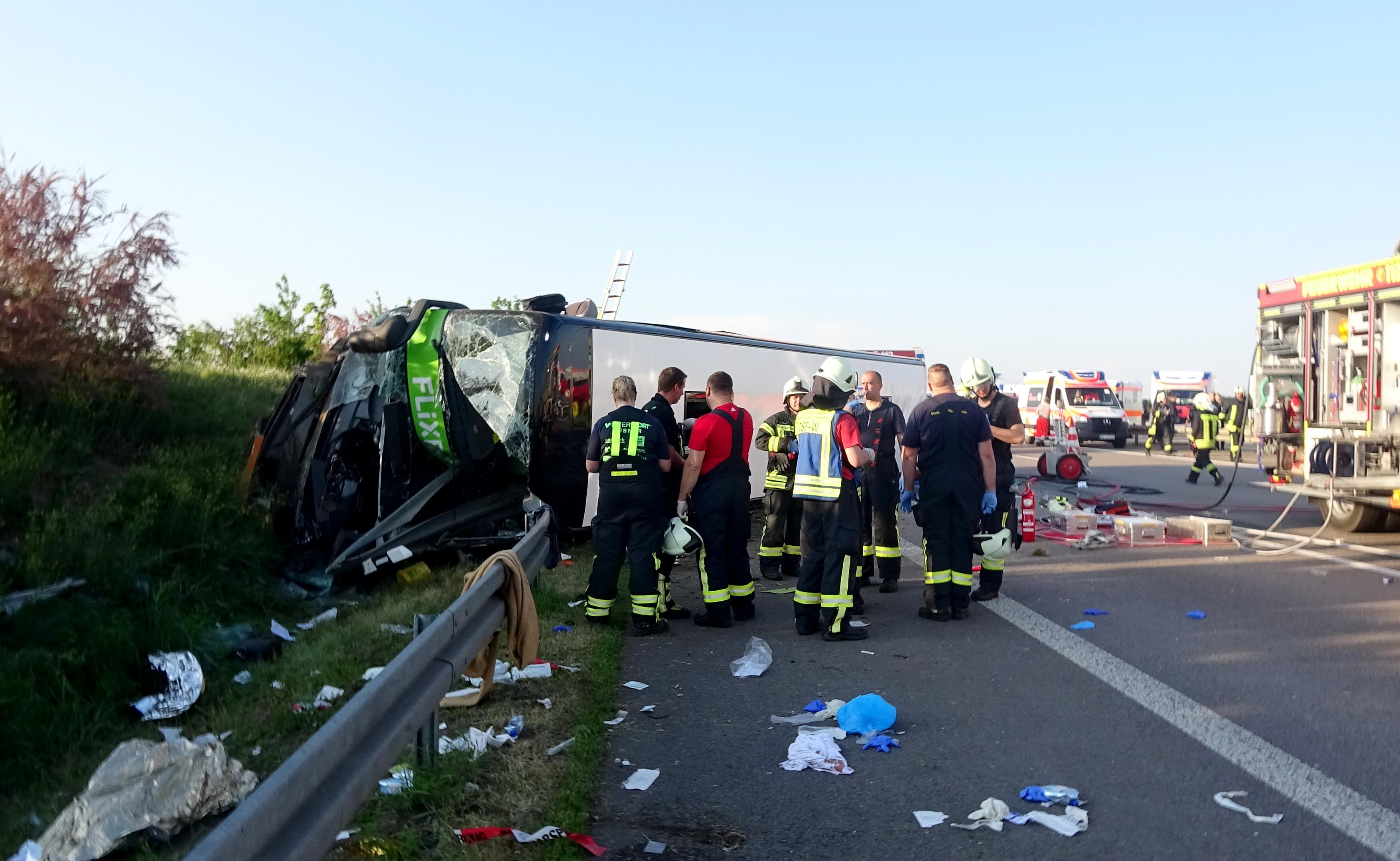Ein Toter und zahlreiche Schwerverletzte bei Flixbus-Unfall auf A9