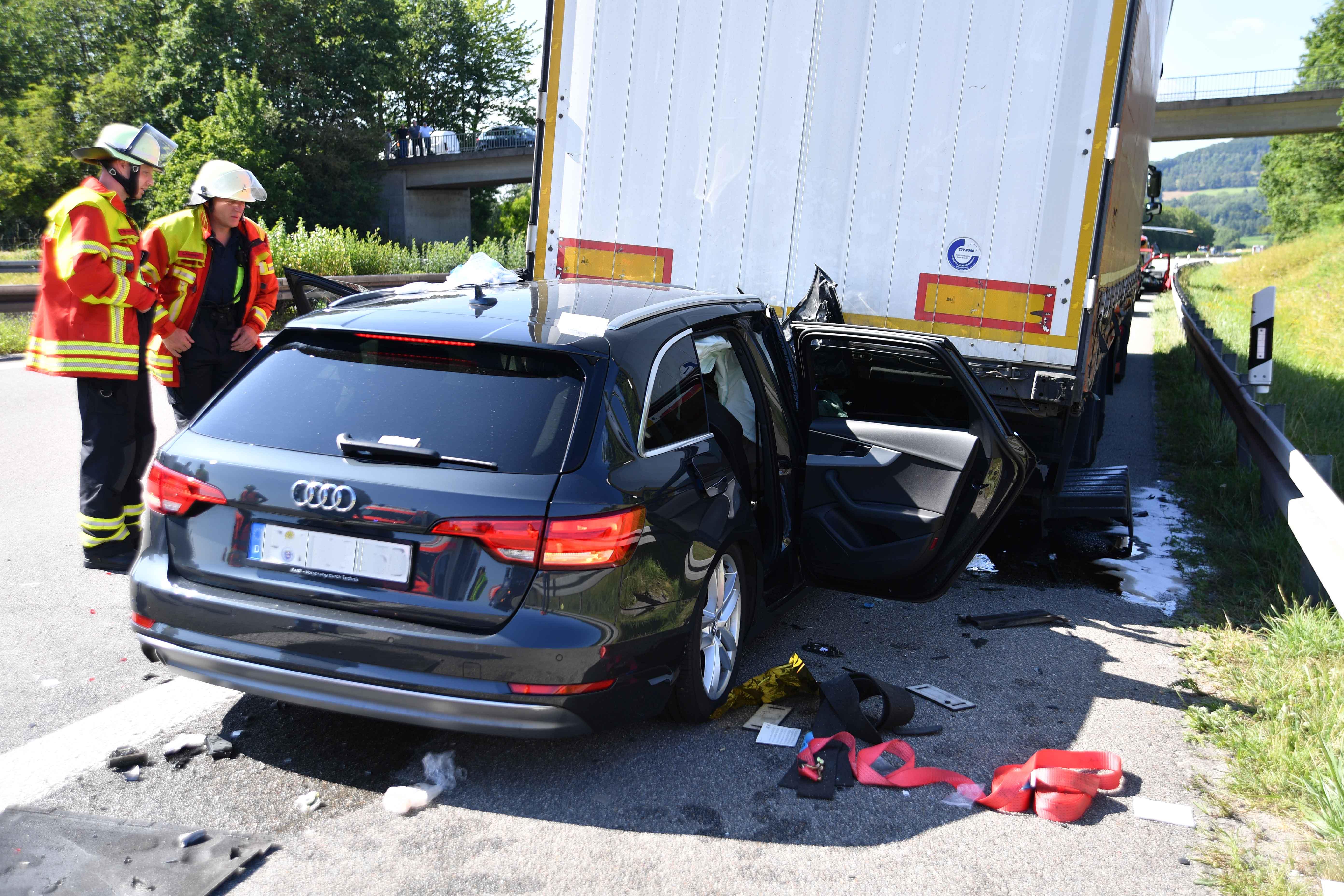 Schwerer Unfall bei Neumarkt: Audi fährt Lkw ins Heck