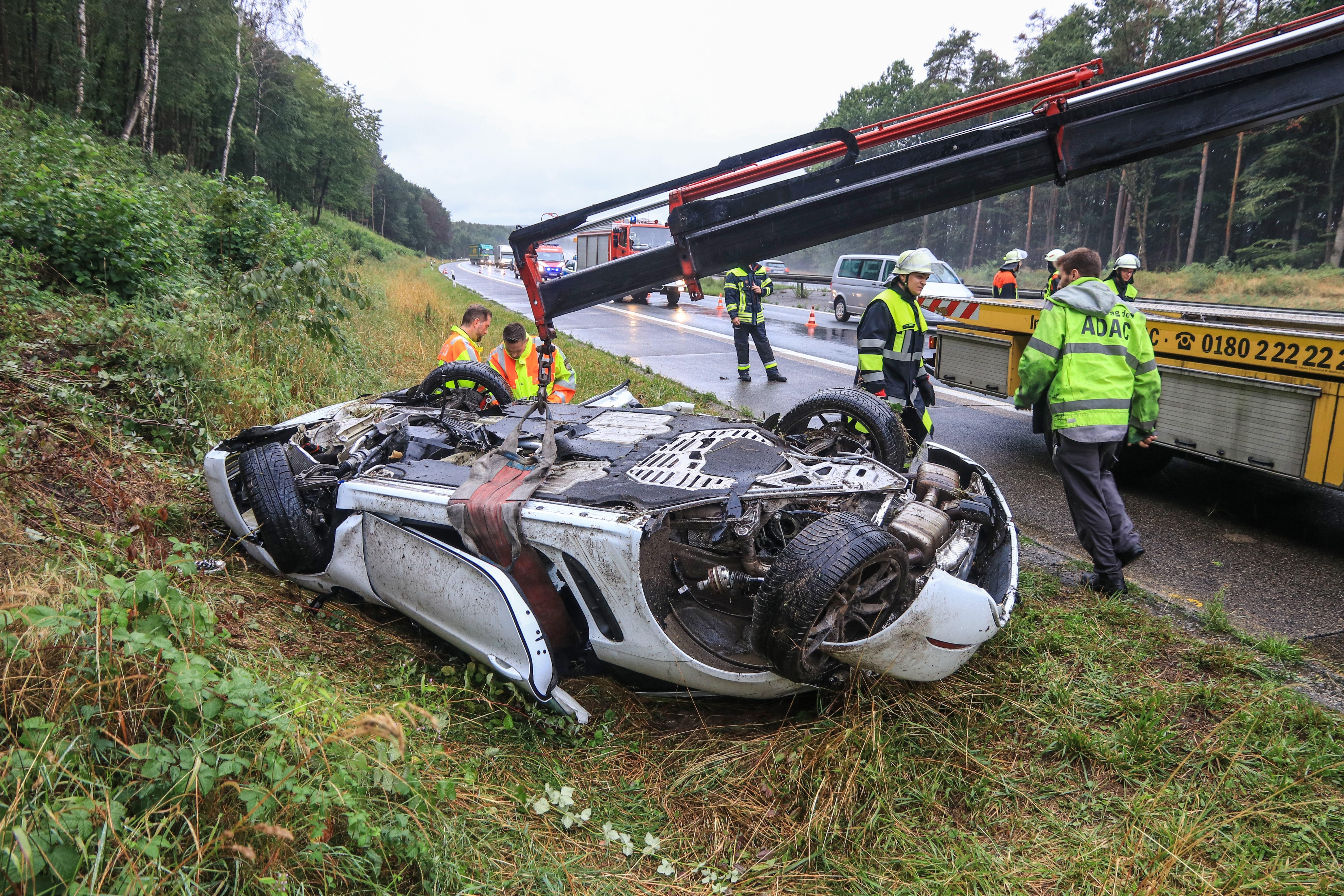 Unfall auf der A3: Porsche landet auf dem Dach