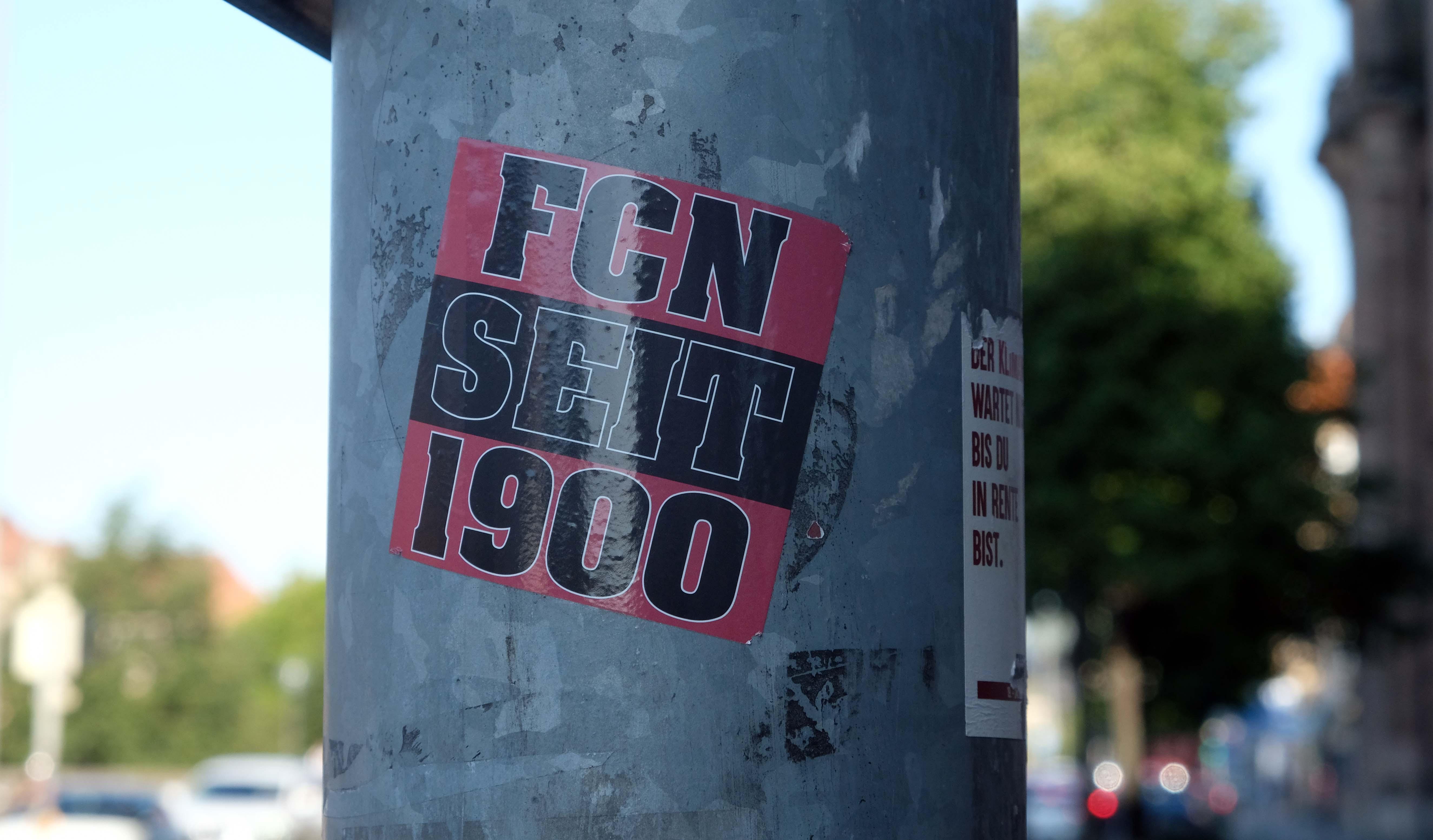 Ob FCN oder Kleeblatt: Aufkleber und Graffiti gibt es in Franken überall