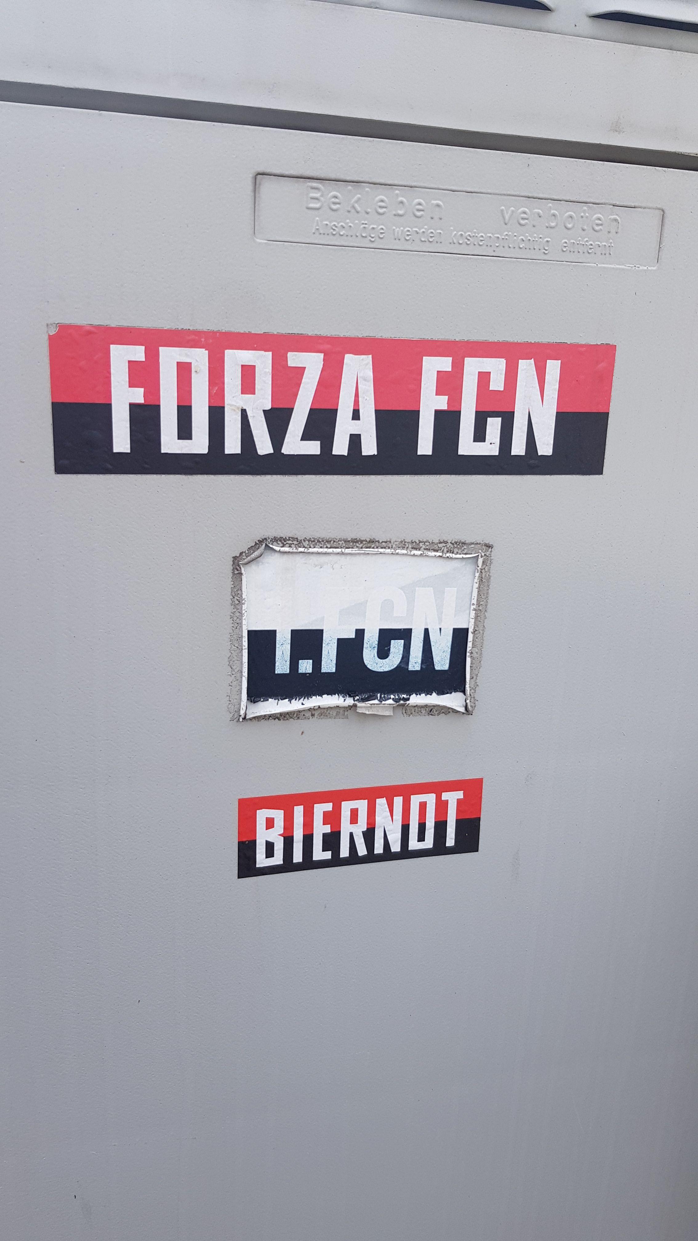 Ob FCN oder Kleeblatt: Aufkleber und Graffiti gibt es in Franken überall