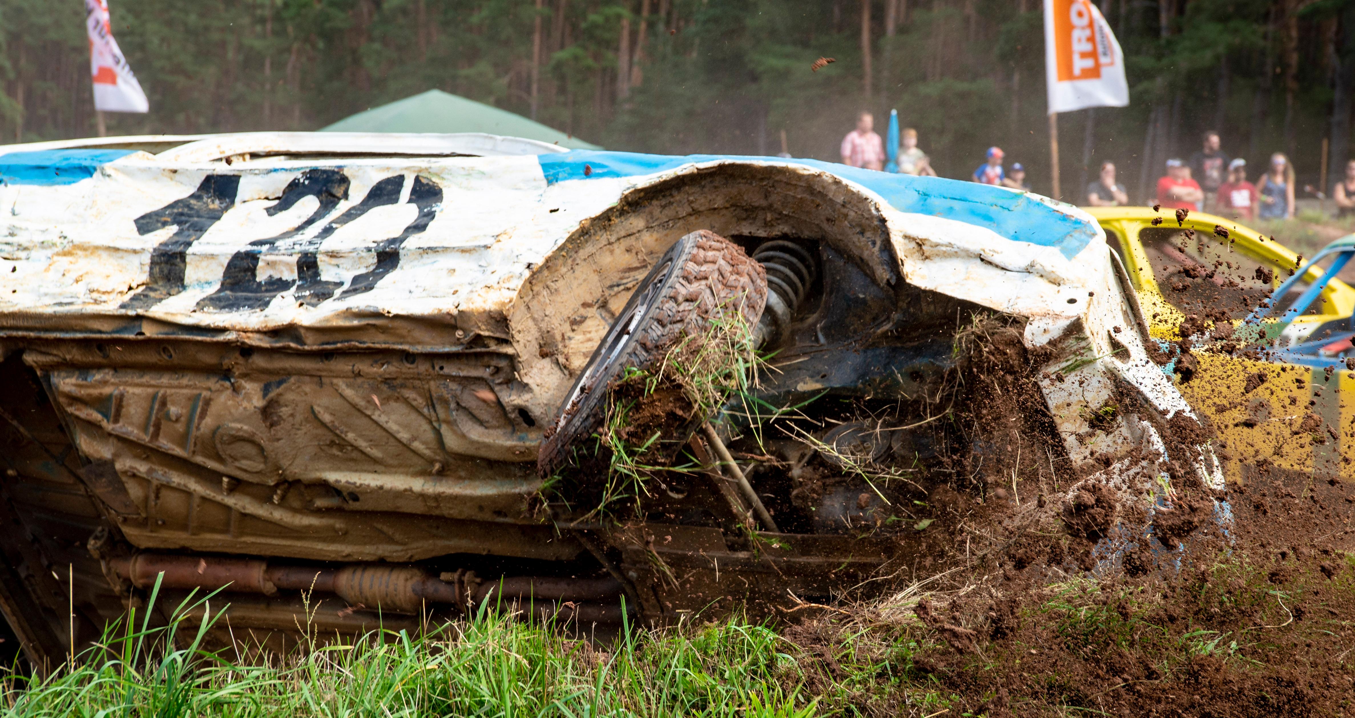 Matsch, Dellen, fliegende Autos: So war das Stock-Car-Rennen Weinmannshof
