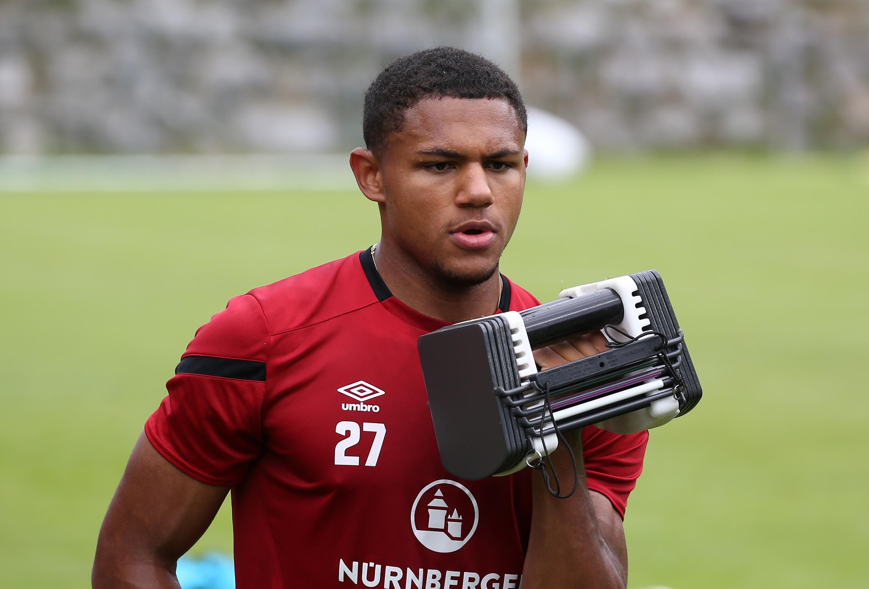 Neuer Vertrag für Club-Pechvogel Besong?